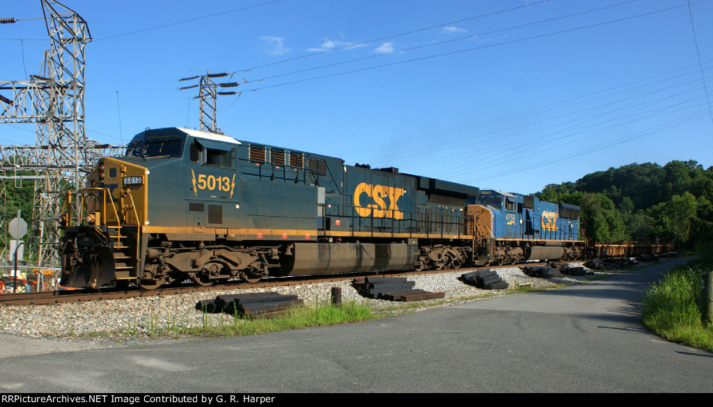 CSXT 5013 on baretable train X11513 along recently set out wood ties.